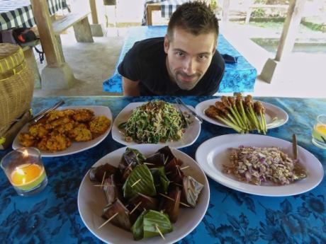 Vegetarian recipe for Indonesian sayur urap salad - Nomadic Boys